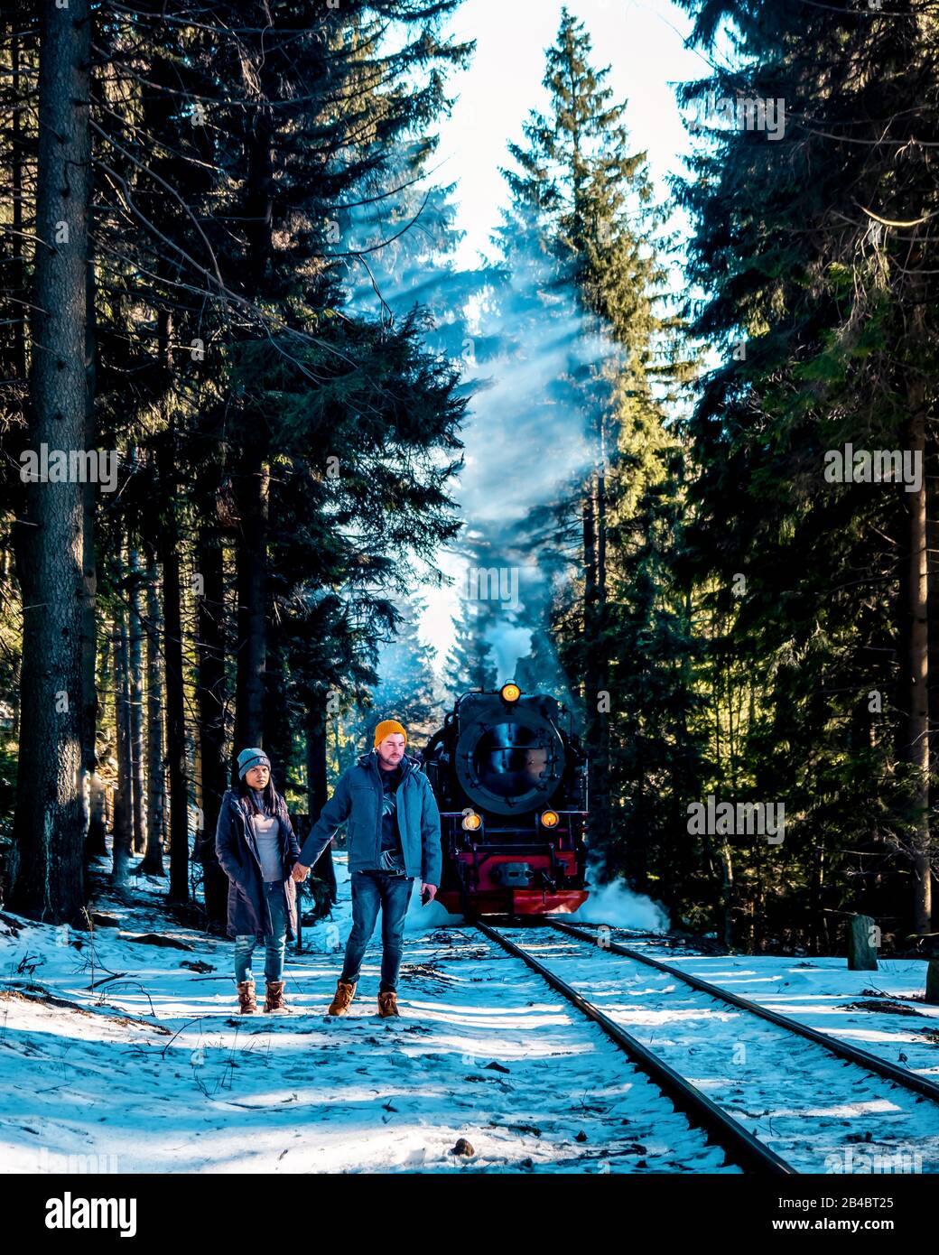 Nationalpark Harz Deutschland, historische Dampfstraßenbahn im Winter ...