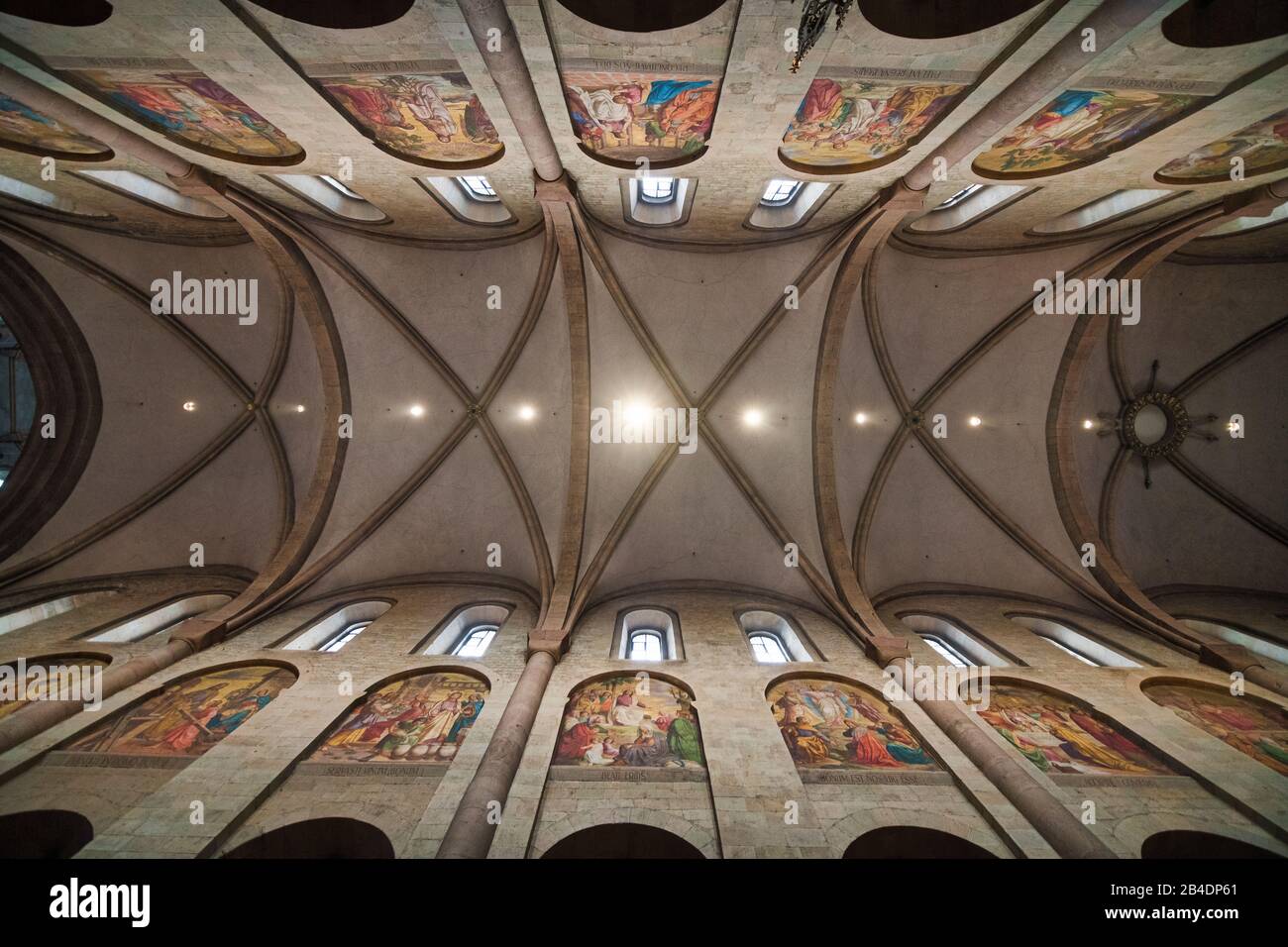 Blendarkaden und kirchendecke zeigen die lebensgeschichte von jesus christus -Fotos und ...