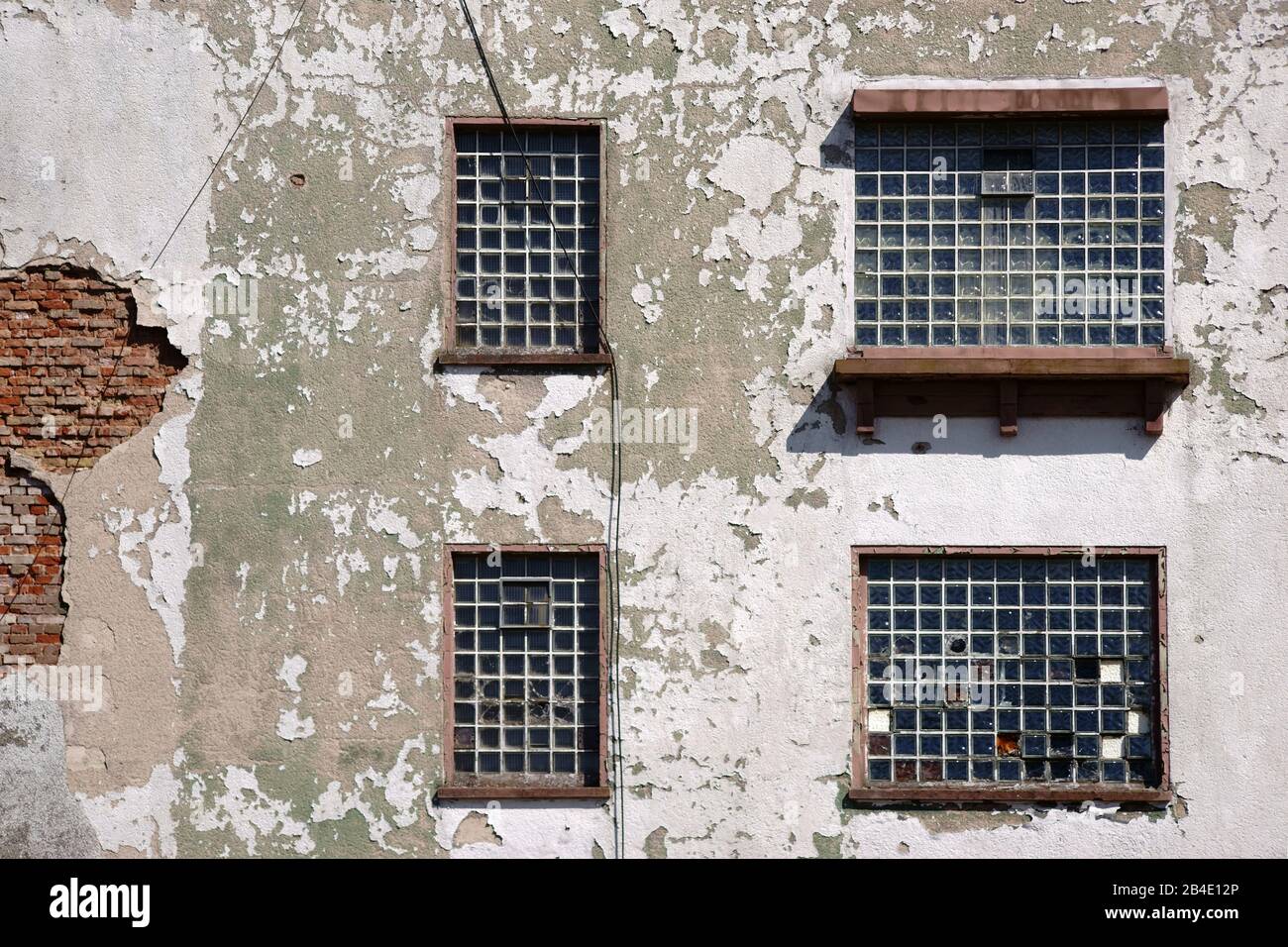 Die marode Fassade eines Wohnhauses einer ehemaligen Kaserne ...