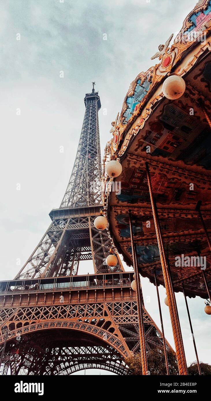 Altes karussell mit eiffelturm im hintergrund -Fotos und -Bildmaterial ...
