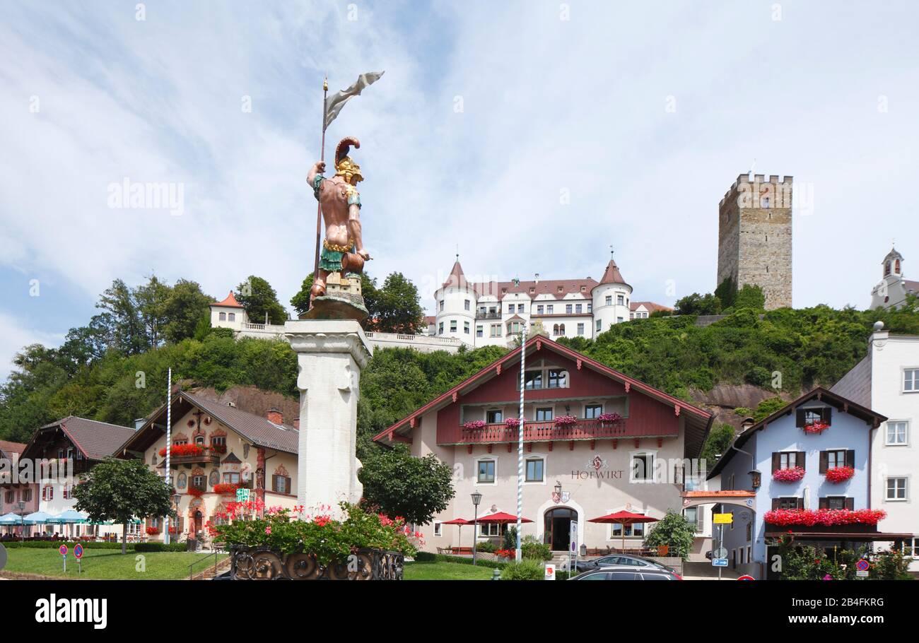 Schloss, Statue des heiligen Florian am Marktbrunnen, Markt Neubeuern ...