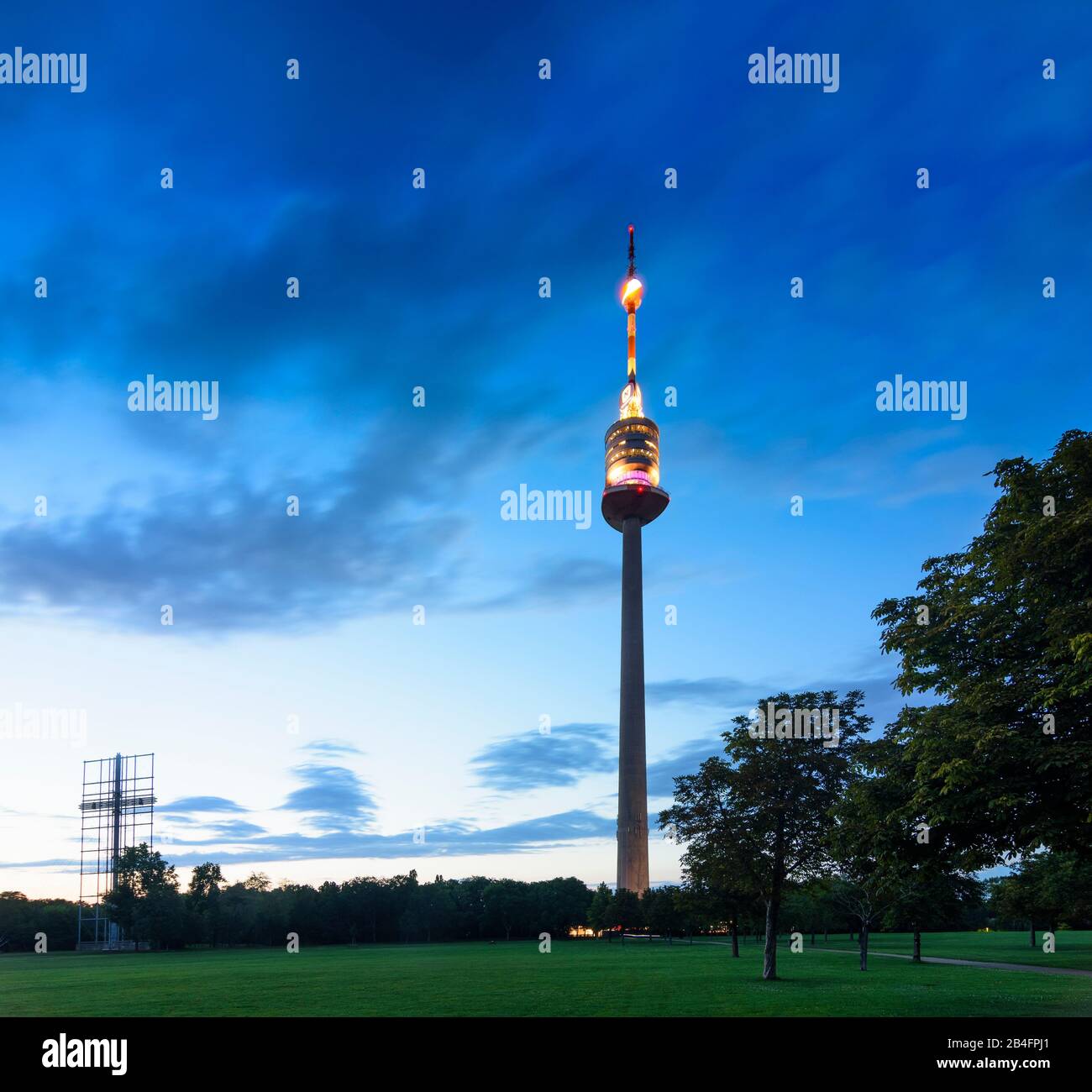 Donaupark mit donauturm -Fotos und -Bildmaterial in hoher Auflösung – Alamy