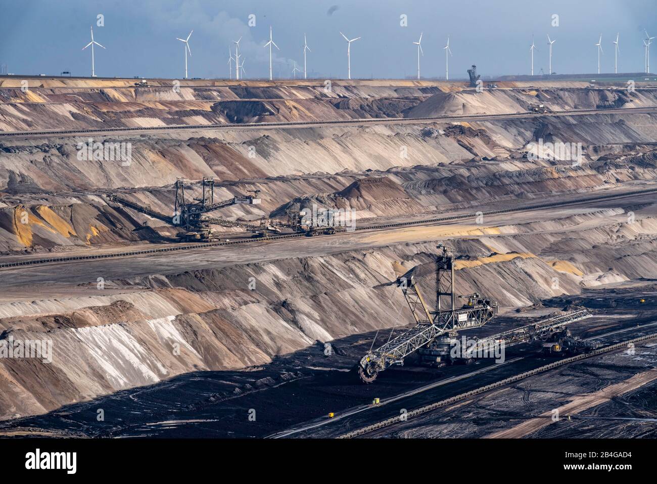 Braunkohle Tagebau Garzweiler II, Schaufelradbagger beim ausbaggern von ...