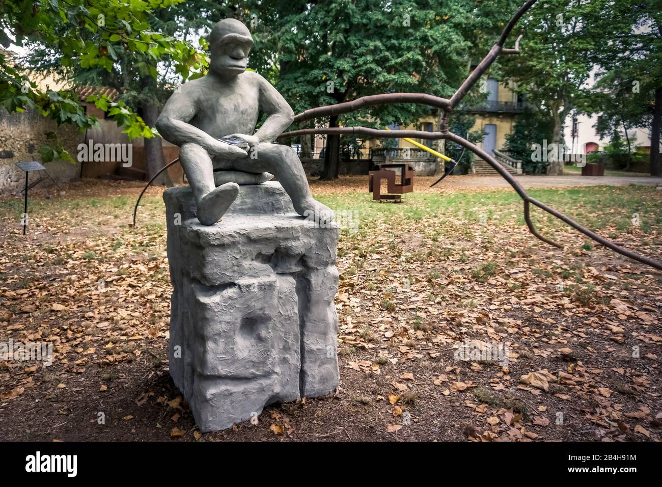 Menschenfigur im Park von Chateau Vargoz in Sérignan. Das Haus wurde im ...