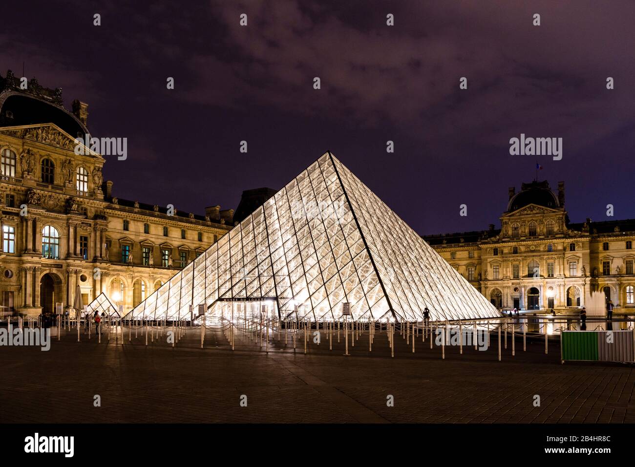 Die Glaspyramide leuchtet nachts im Louvre, Paris, Frankreich, Europa ...