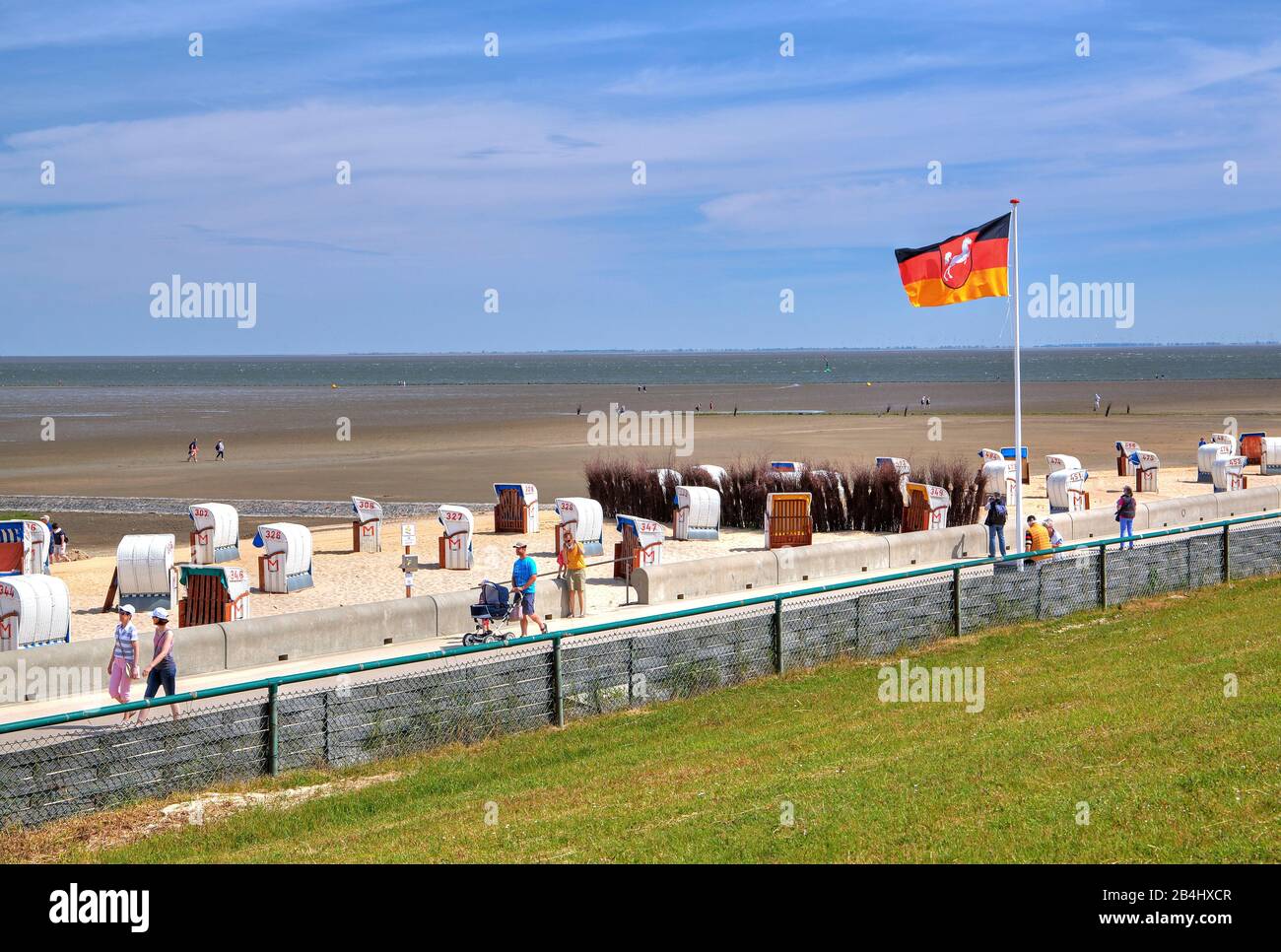 Strandpromenade und Strand mit Strandstühlen am Wattenmeer bei Ebbe im ...