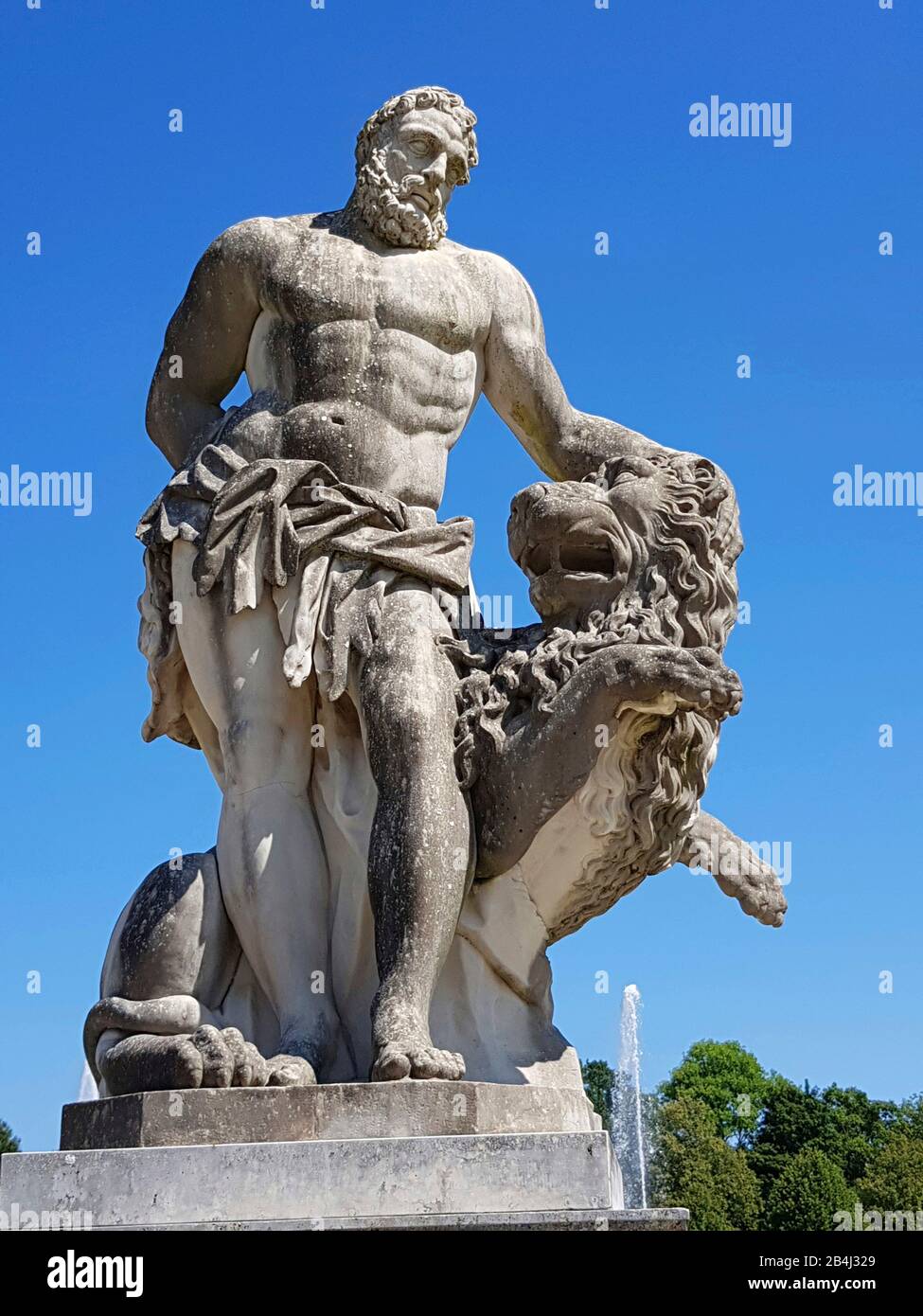 Statue des herkules im palastkomplex -Fotos und -Bildmaterial in hoher ...