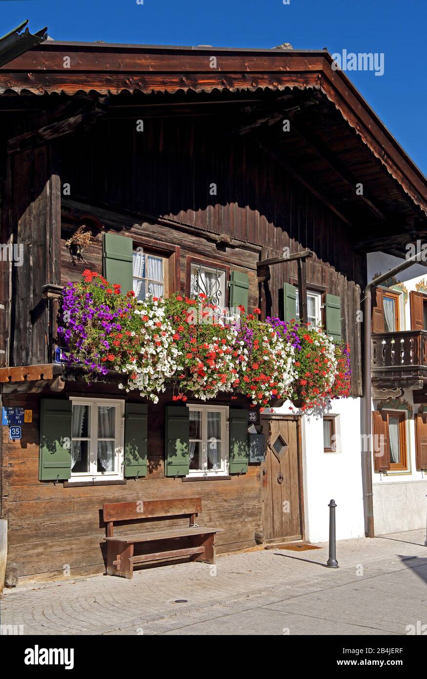 Traditionelles oberbayerisches landhaus mit blumenbalkon -Fotos und ...