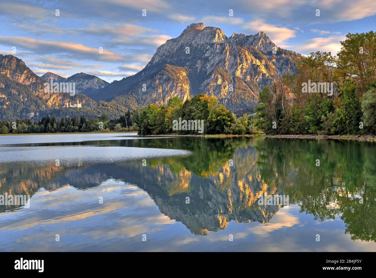 Berglandschaft am Forggensee mit Schloss Neuschwanstein und Säuling ...