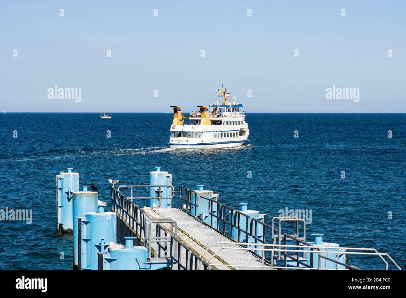 Sellin pier mit taucherglocke und ausflugsboot -Fotos und -Bildmaterial in hoher Auflösung – Alamy