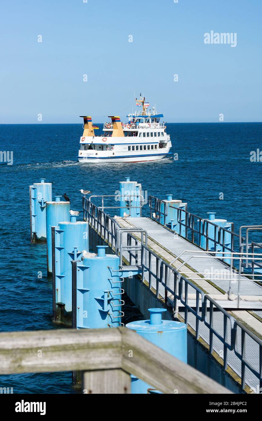 Sellin pier mit taucherglocke und ausflugsboot -Fotos und -Bildmaterial in hoher Auflösung – Alamy