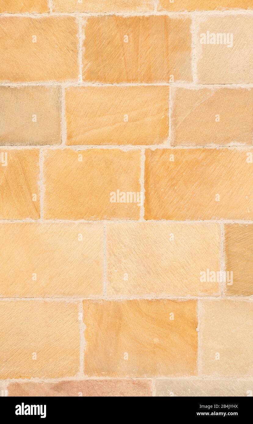 Außenwand aus Sandstein einer romantischen Kirche Stockfotografie - Alamy