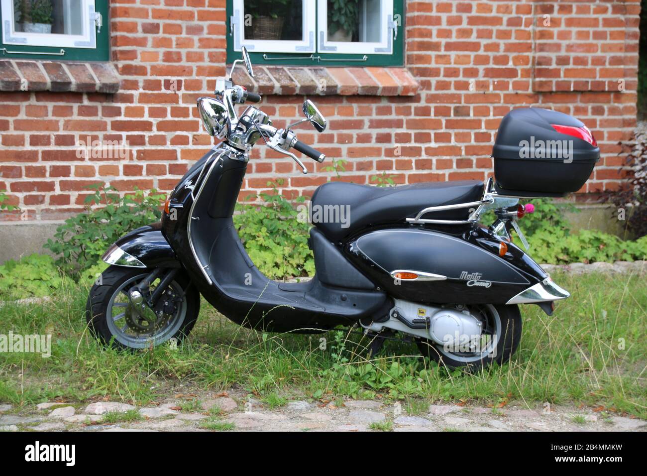 Moped auto -Fotos und -Bildmaterial in hoher Auflösung – Alamy