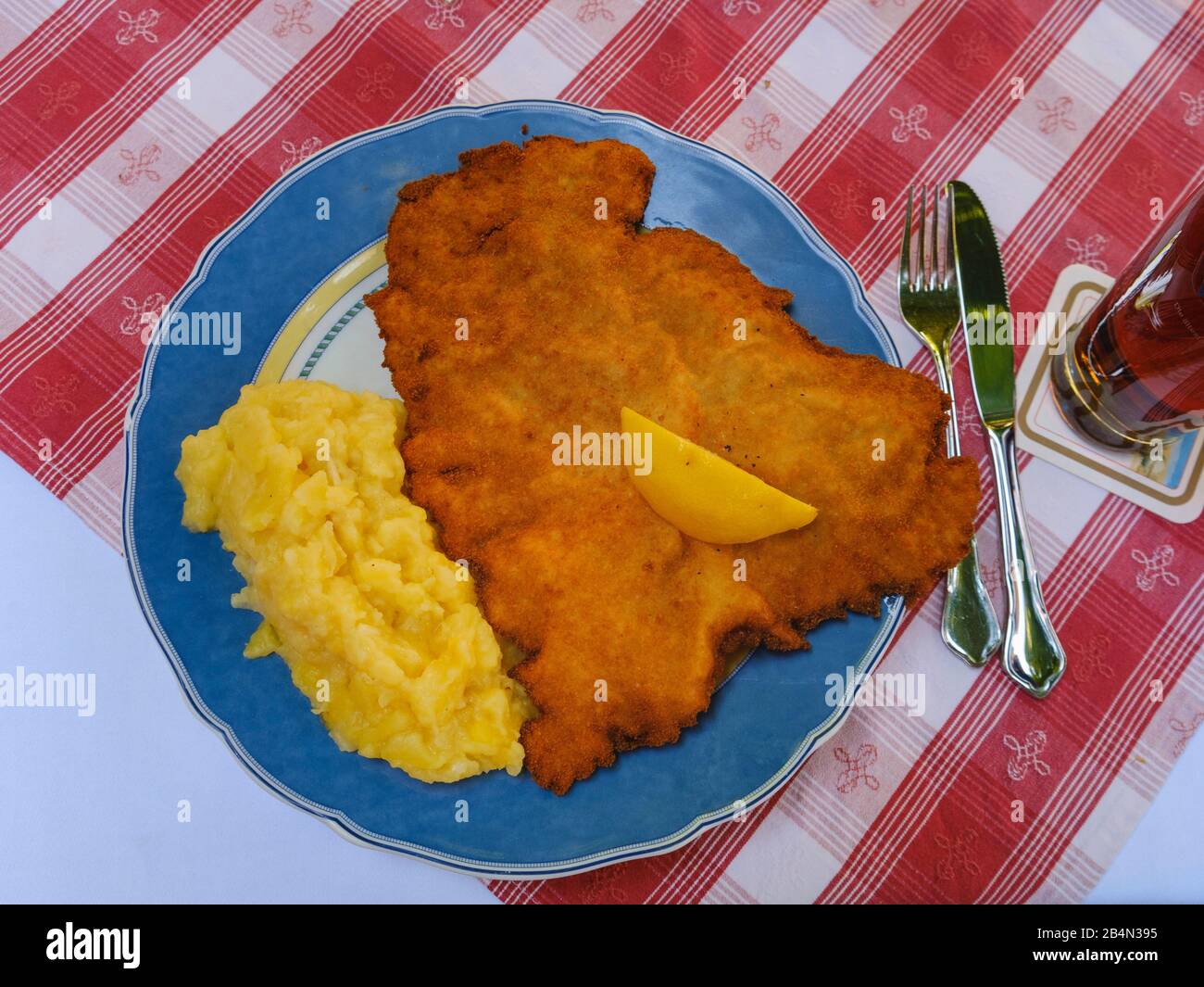 Schnitzel kartoffelsalat -Fotos und -Bildmaterial in hoher Auflösung ...