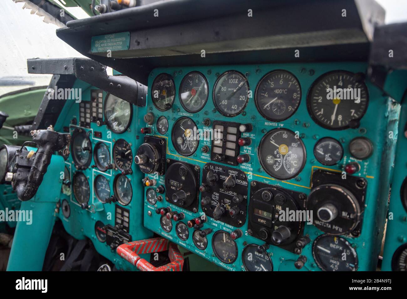 Pilot airline cockpit -Fotos und -Bildmaterial in hoher Auflösung – Alamy