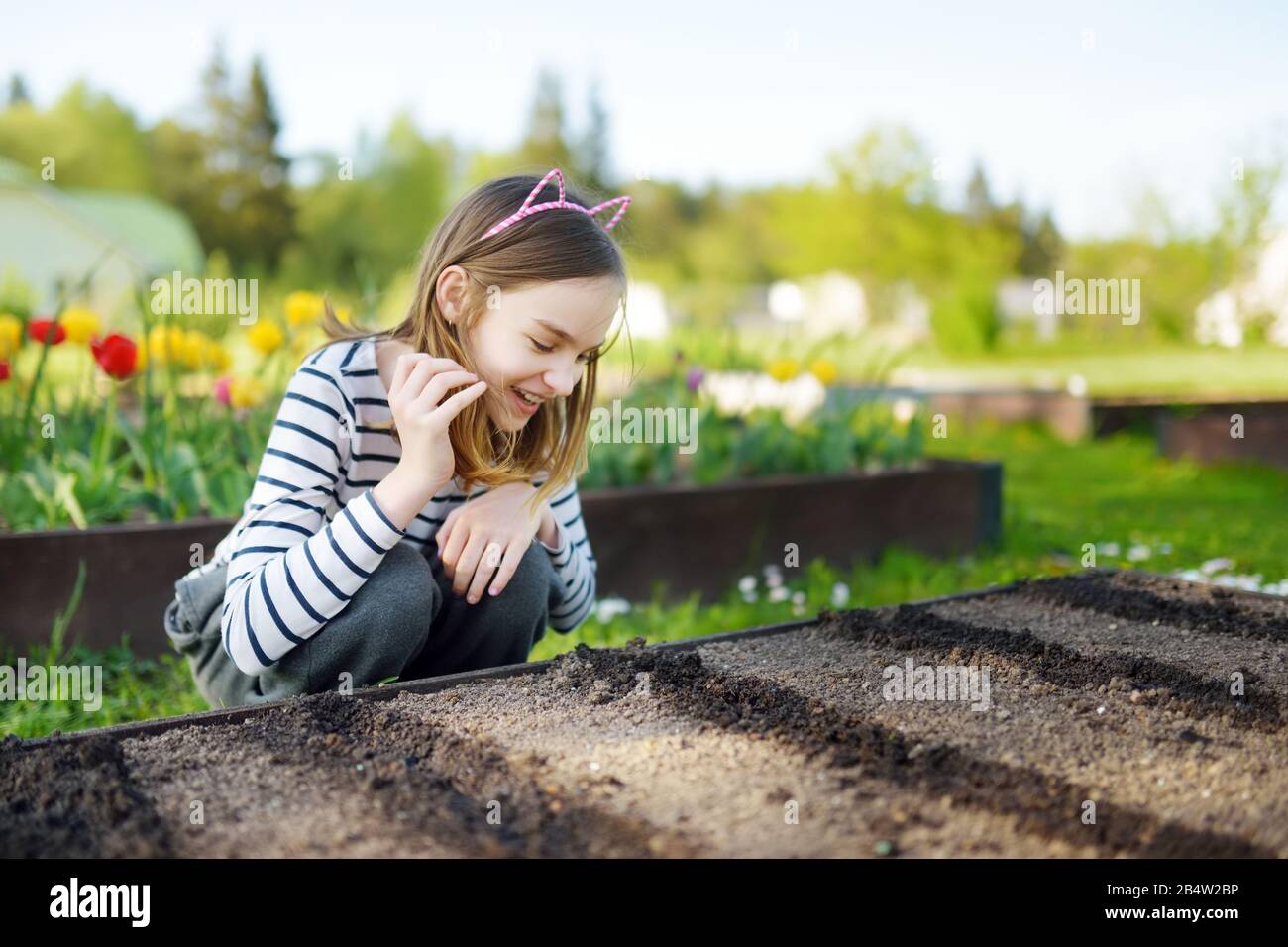 Kinder pflanzen setzlinge Stockfotos und -bilder Kaufen - Alamy