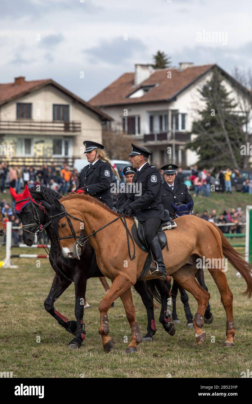 Polizisten reiten auf pferden -Fotos und -Bildmaterial in hoher ...