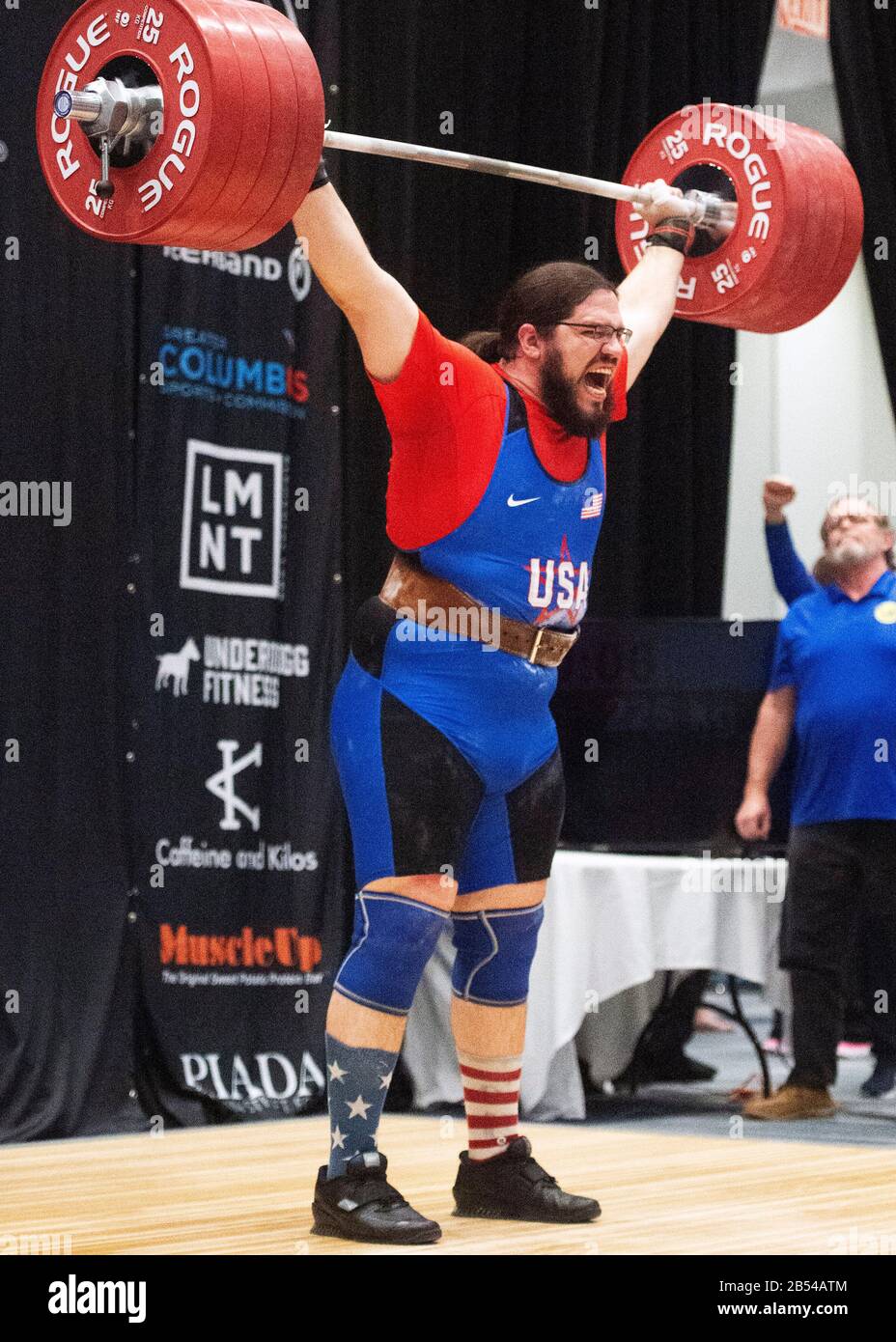 Lange haare heben -Fotos und -Bildmaterial in hoher Auflösung – Alamy