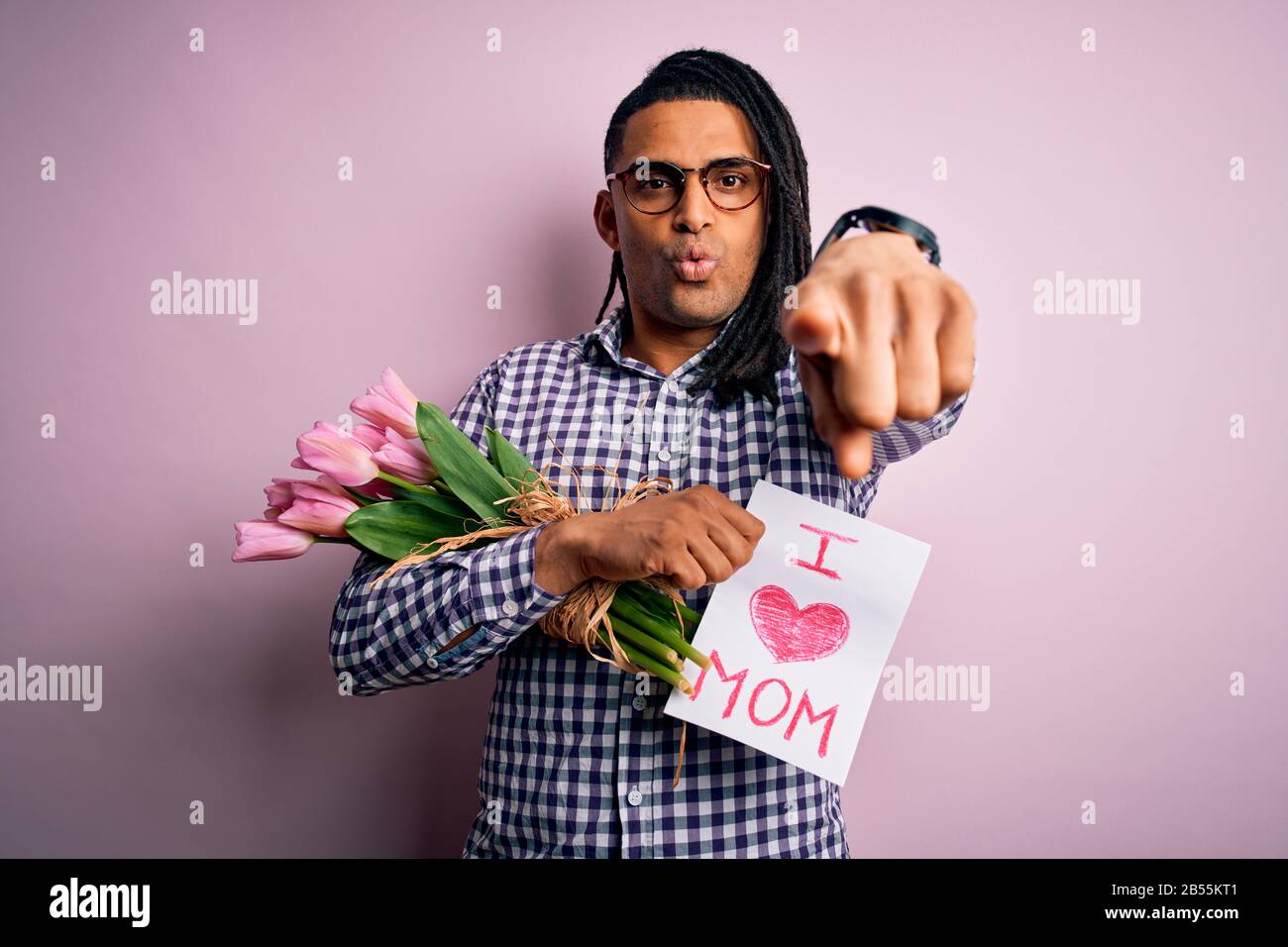 afroamerikanischer Mann mit Dreadlocks, der Liebe Mama Botschaft und ...