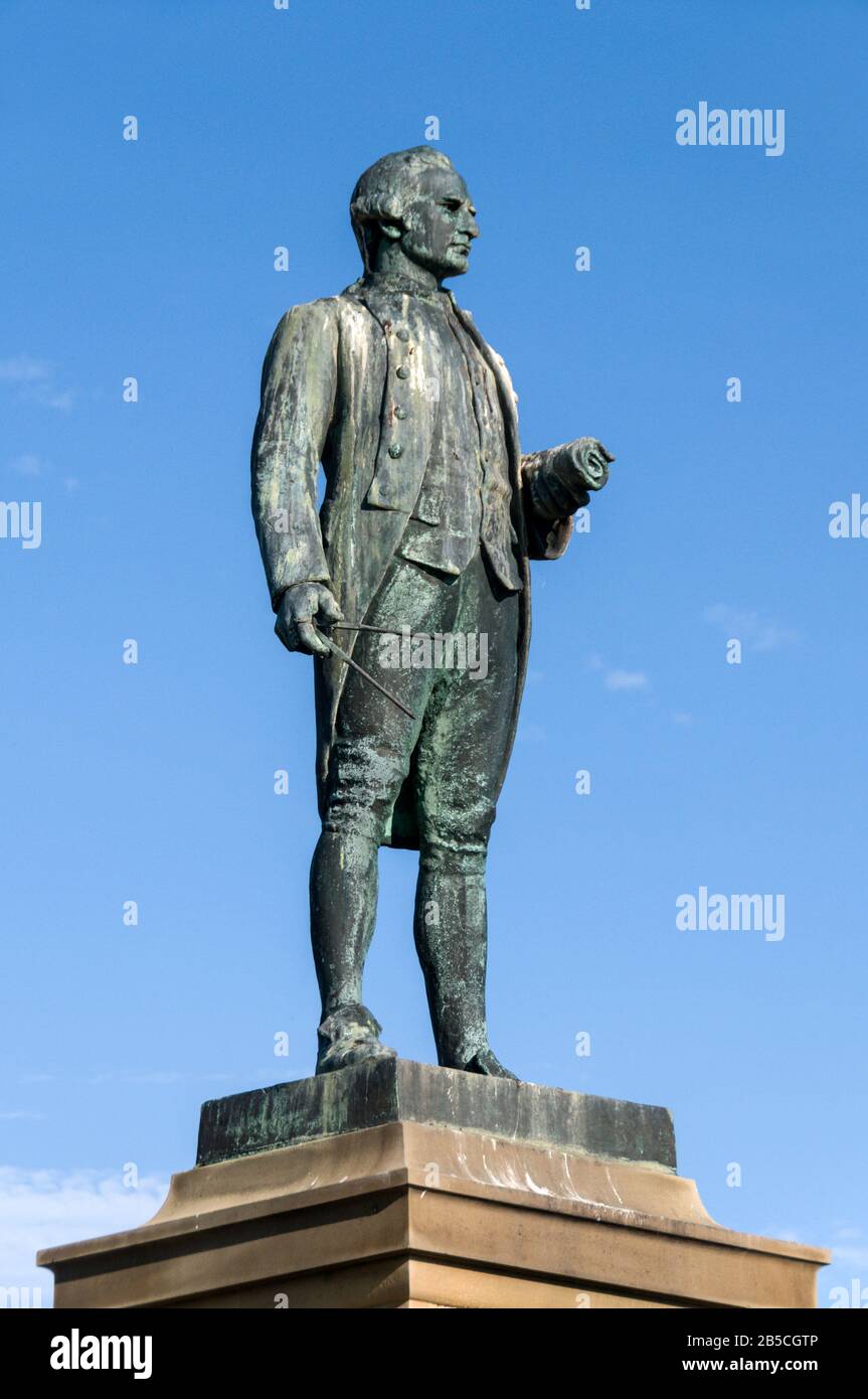 Eine große Statue des voyager- und Entdeckers Kapitän James Cook RN ...