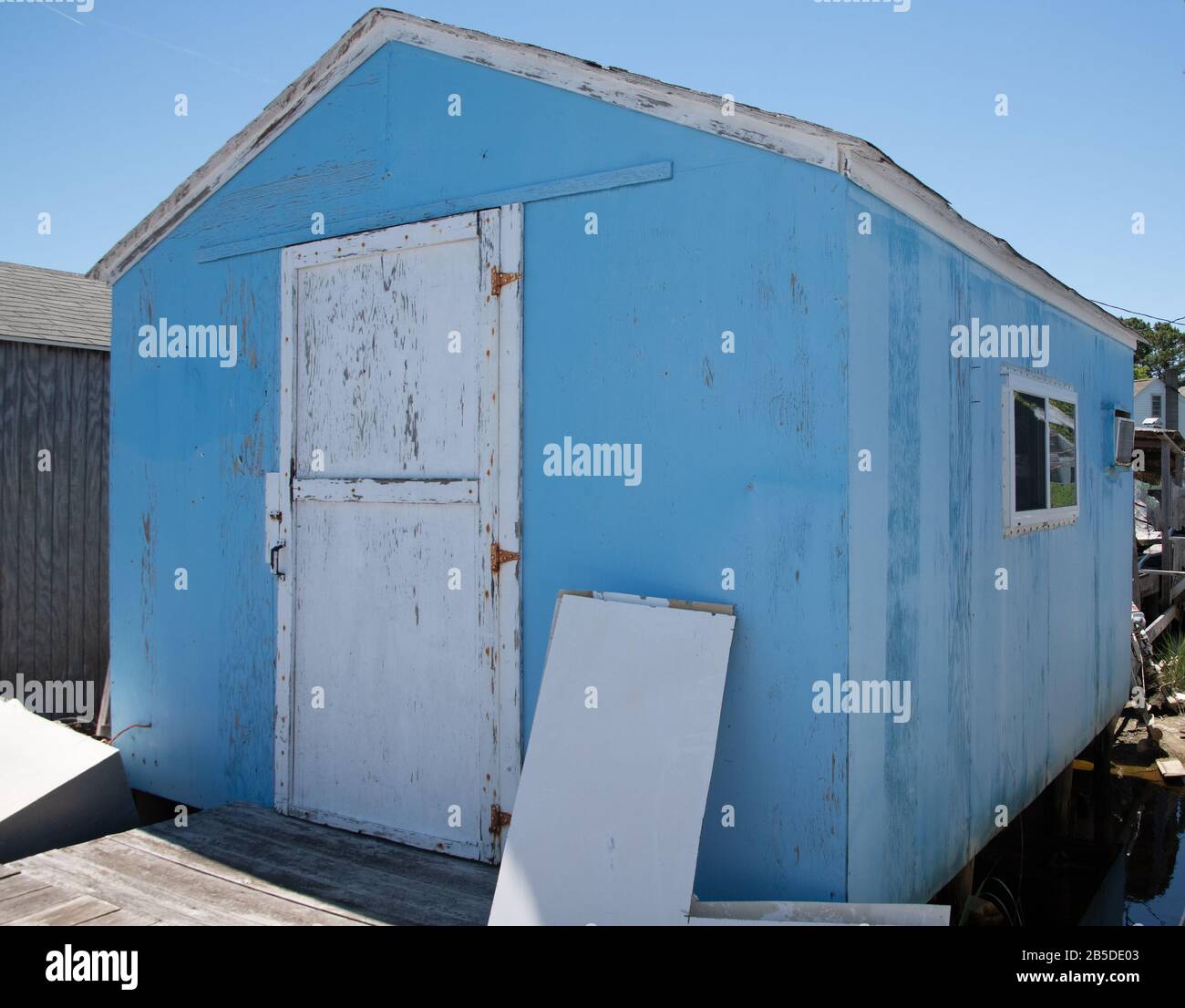 Hellblau-weißes Krabbenhack mit Lackschälung und Scharnieren, die am ...