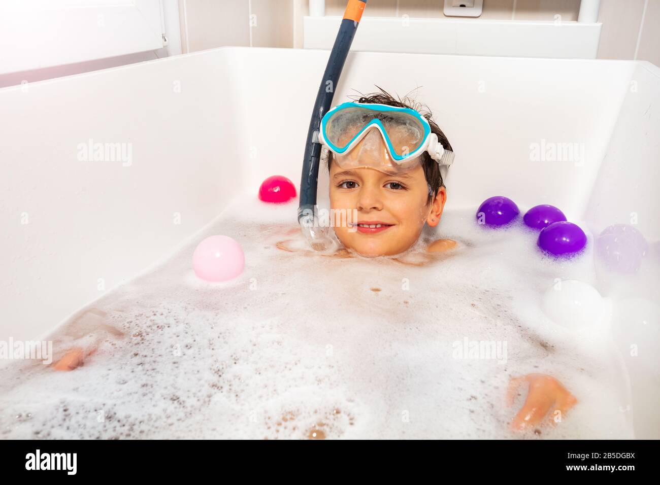 Kind in der badewanne tauchen -Fotos und -Bildmaterial in hoher ...