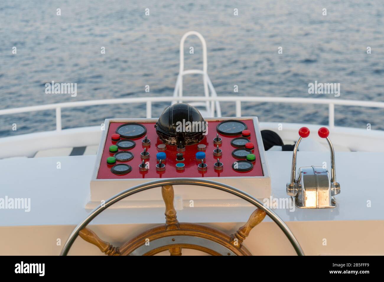 Schiffs steuerrad symbol Stockfotos und -bilder Kaufen - Seite 3 - Alamy