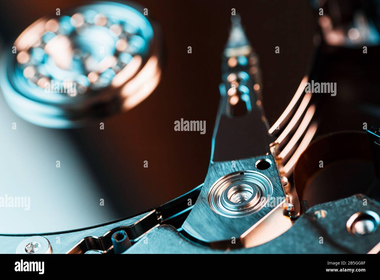 Demontierte Festplatte aus dem Computer, hdd mit Spiegeleffekt. Geöffnet Festplatte aus dem ...