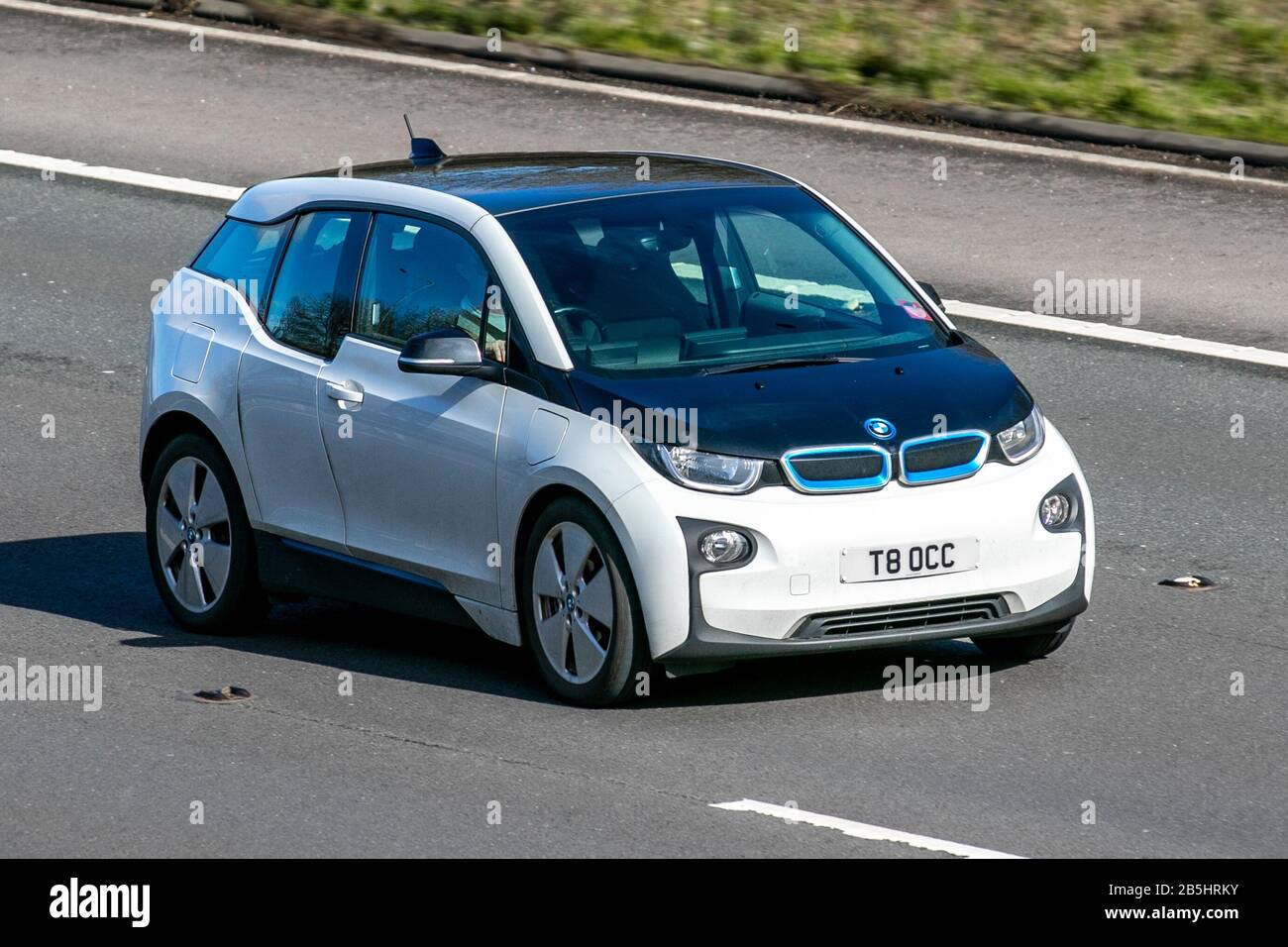 2015 White BMW i3 Range Extender UK Vehicular Traffic Transport moderne Fahrzeuge kompakte Salonwagen Fahrzeuge Fahrzeug StraBen Motoren Fahren auf der Autobahn M6 Stockfotografie Alamy