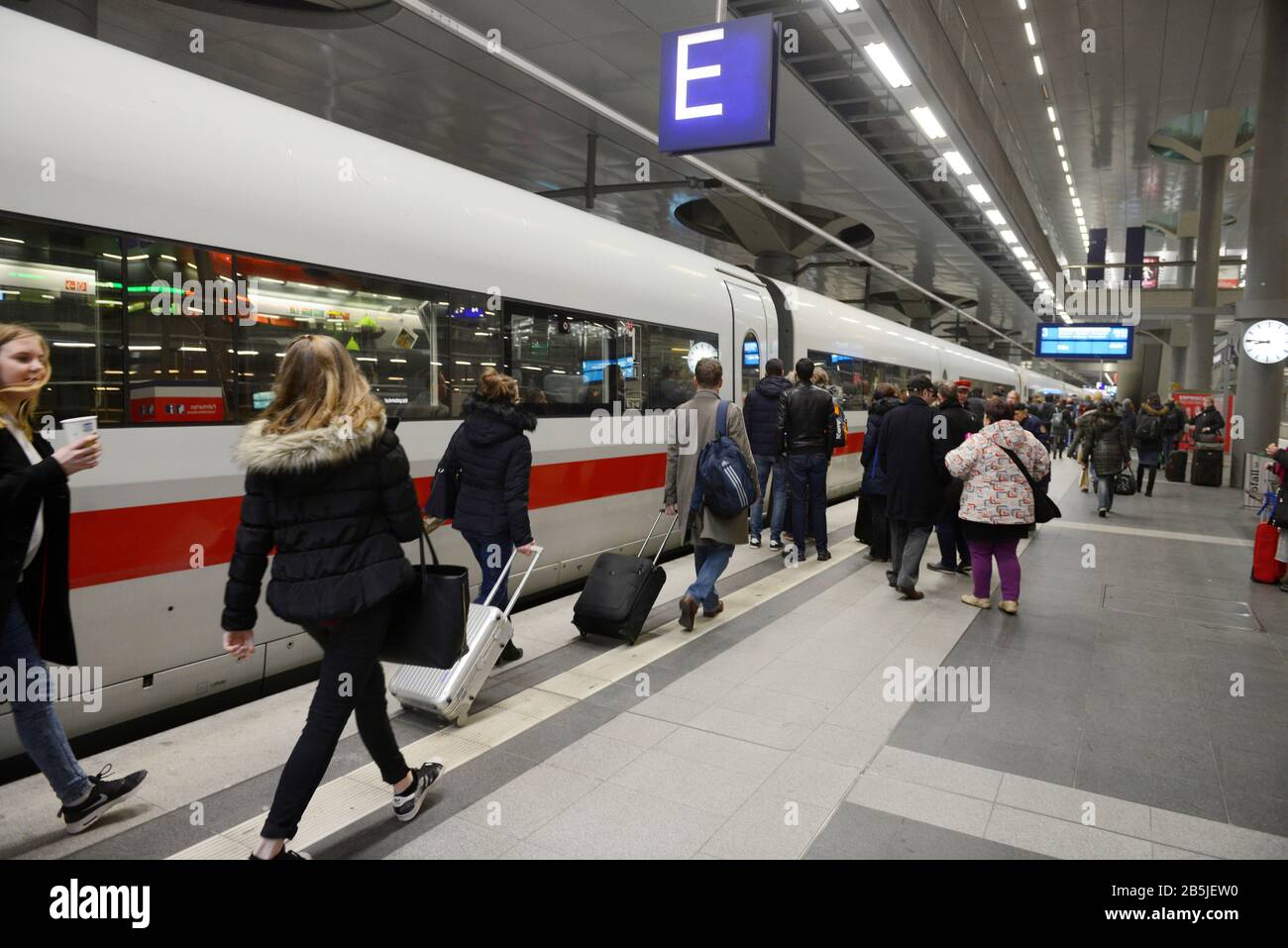 Db bahnsteig -Fotos und -Bildmaterial in hoher Auflösung – Alamy