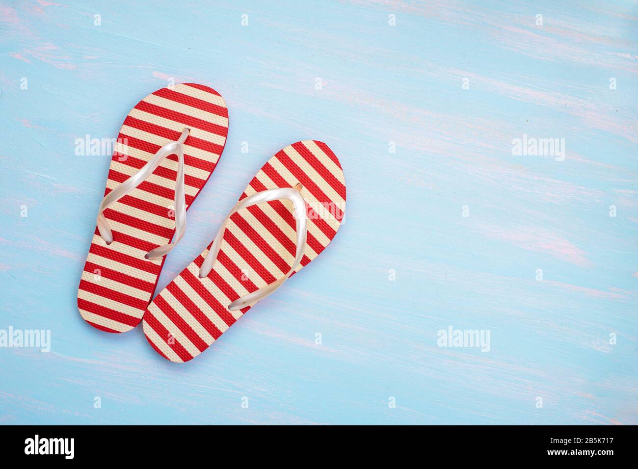 Red flip flops -Fotos und -Bildmaterial in hoher Auflösung – Alamy