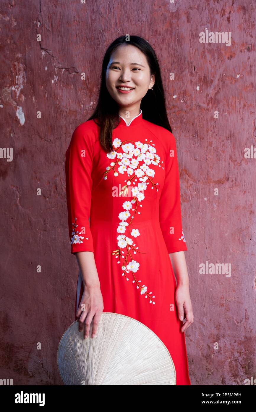 Vietnamese women wearing traditional ao -Fotos und -Bildmaterial in ...