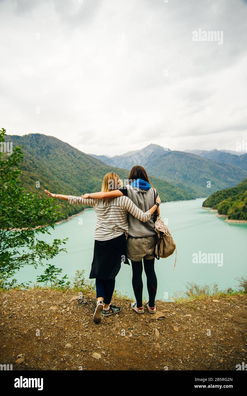 Enguri-Staudamm - ein Wasserkraftdamm am Fluss Enguri in Georgien ...