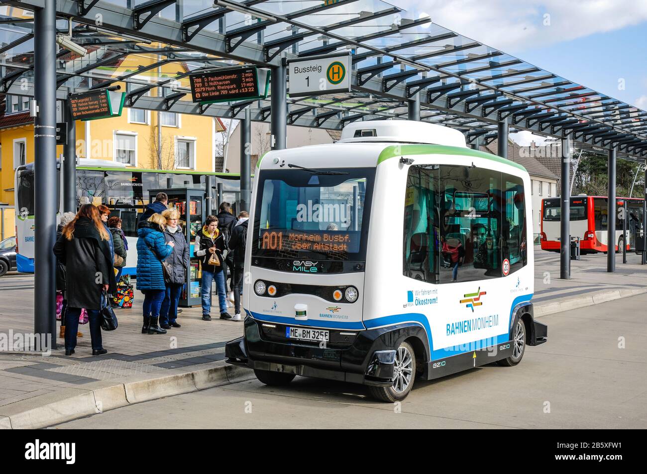 Selbstfahrender bus deutschland -Fotos und -Bildmaterial in hoher ...