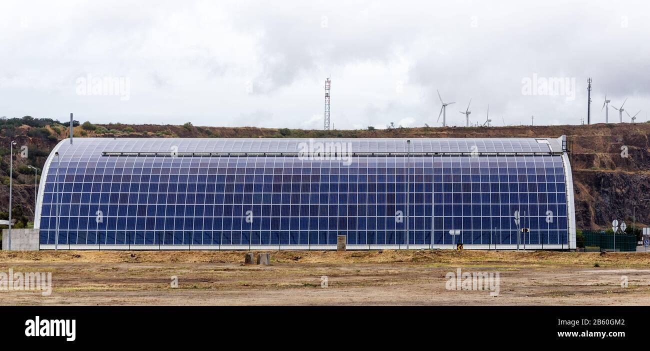 Solarpaneele auf dem Dach der Garagentscheune. Portugal Stockfotografie ...