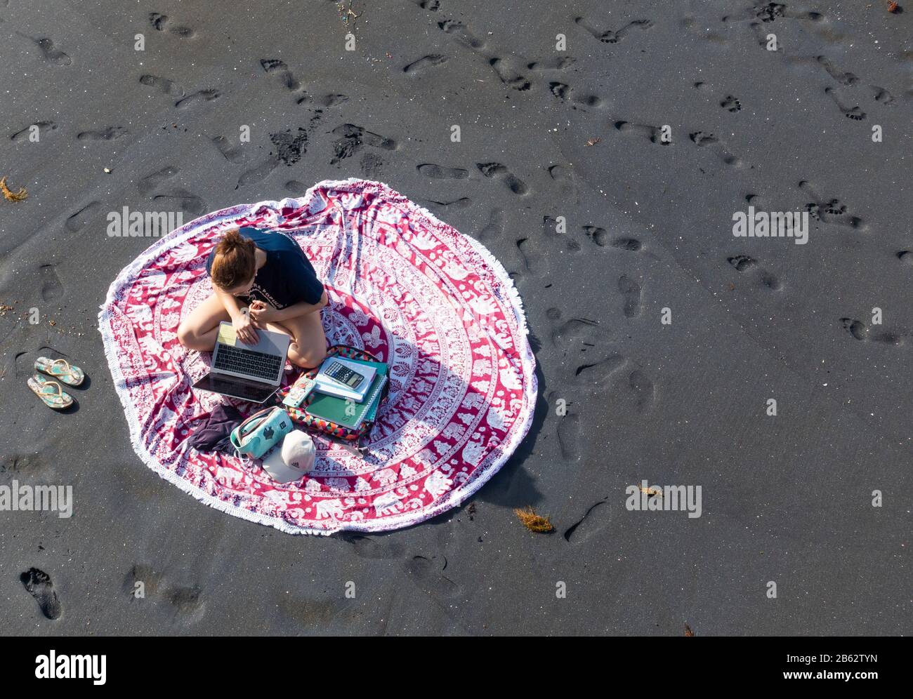 Mit Einem Laptop Am Strand Stockfotos und -bilder Kaufen - Alamy