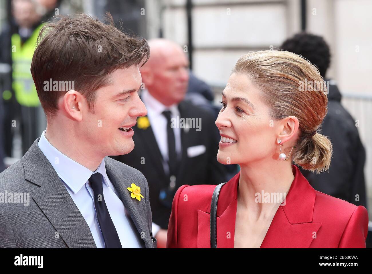 SAM Riley und Rosamund Pike sind bei der UK Premiere of Radioactive auf ...