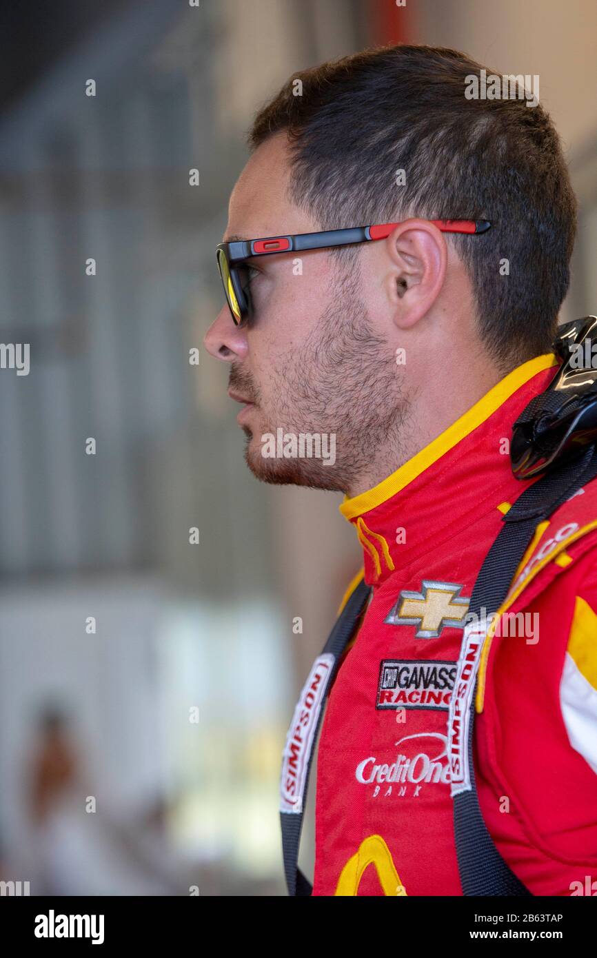 Avondale, Arizona, USA. März 2020. Kyle Larson (42) geht auf die ...