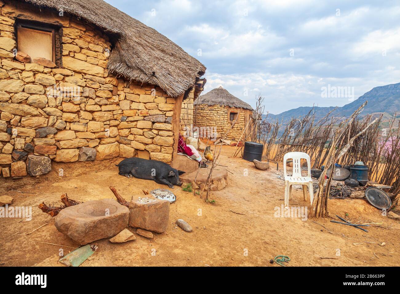 Lesotho Traditional House - Basotho Hütte Stockfotografie - Alamy