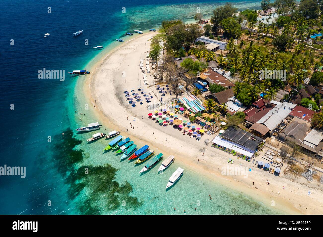 Top-down-Luftbild mit bunten Booten und Sonnenschirmen an einem ...