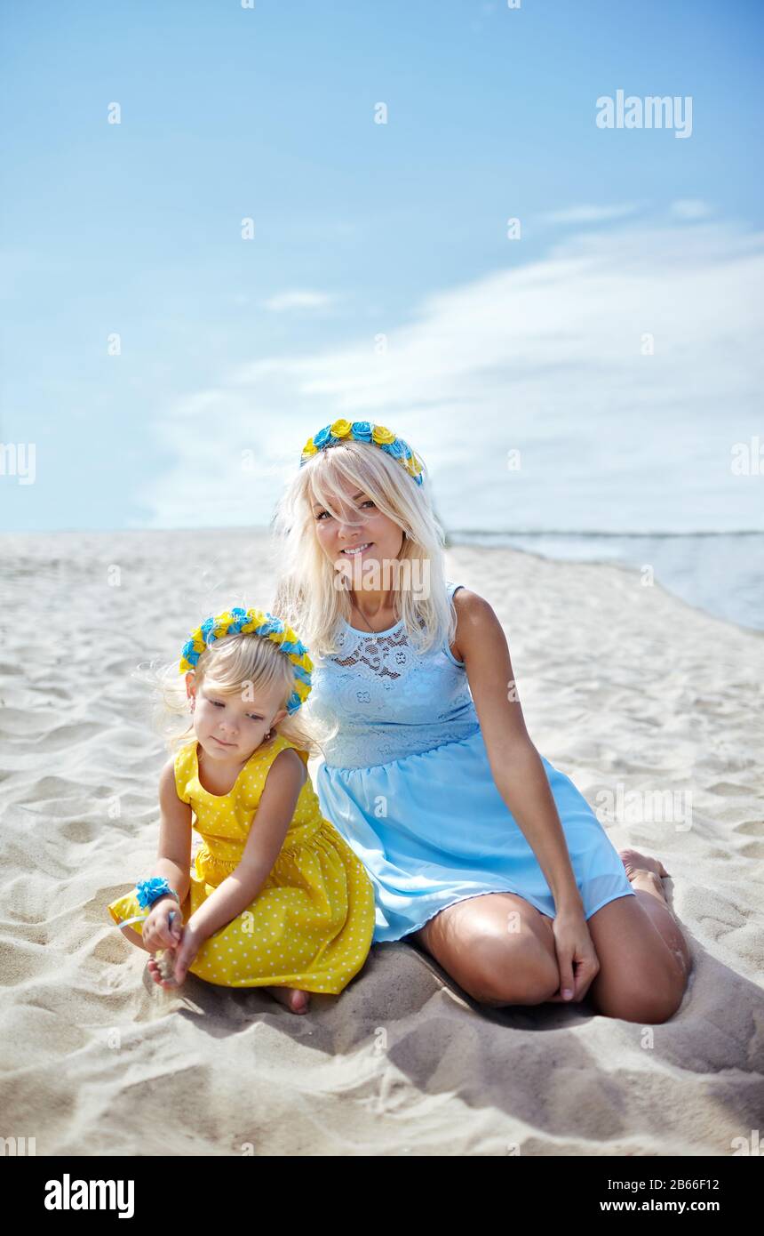 Mutter tochter urlaub meer -Fotos und -Bildmaterial in hoher Auflösung ...