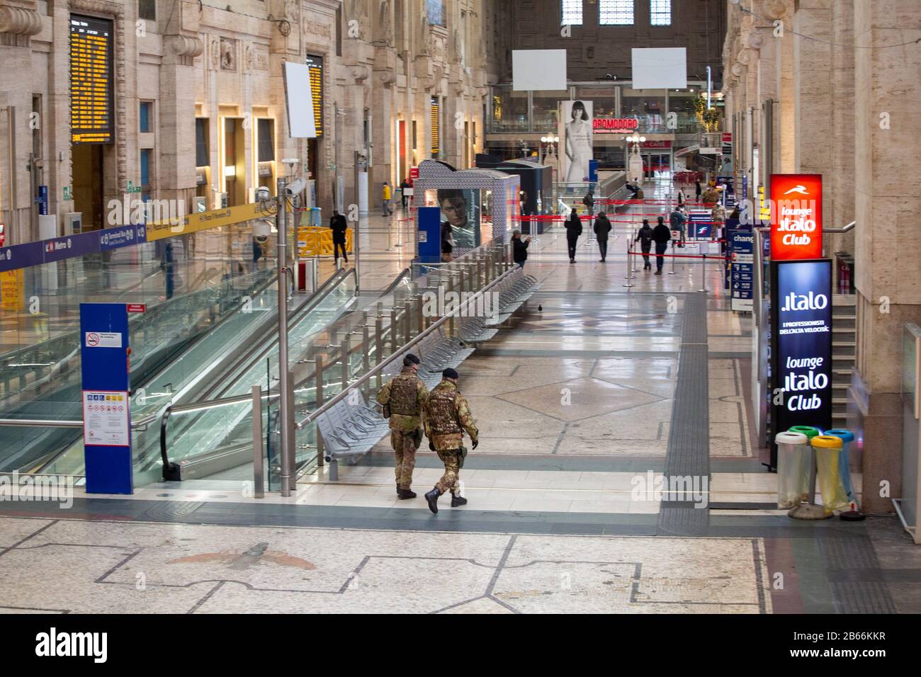 Milan, Armee und Polizei überprüfen Reisende, die in einer desolately ...