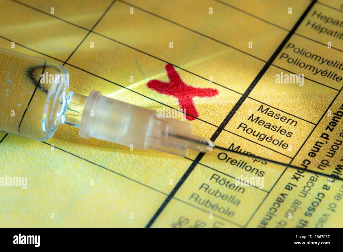 Masernimpfung, Impfkarte, Spritze mit Masernimpfstoff, Symbolbild ...