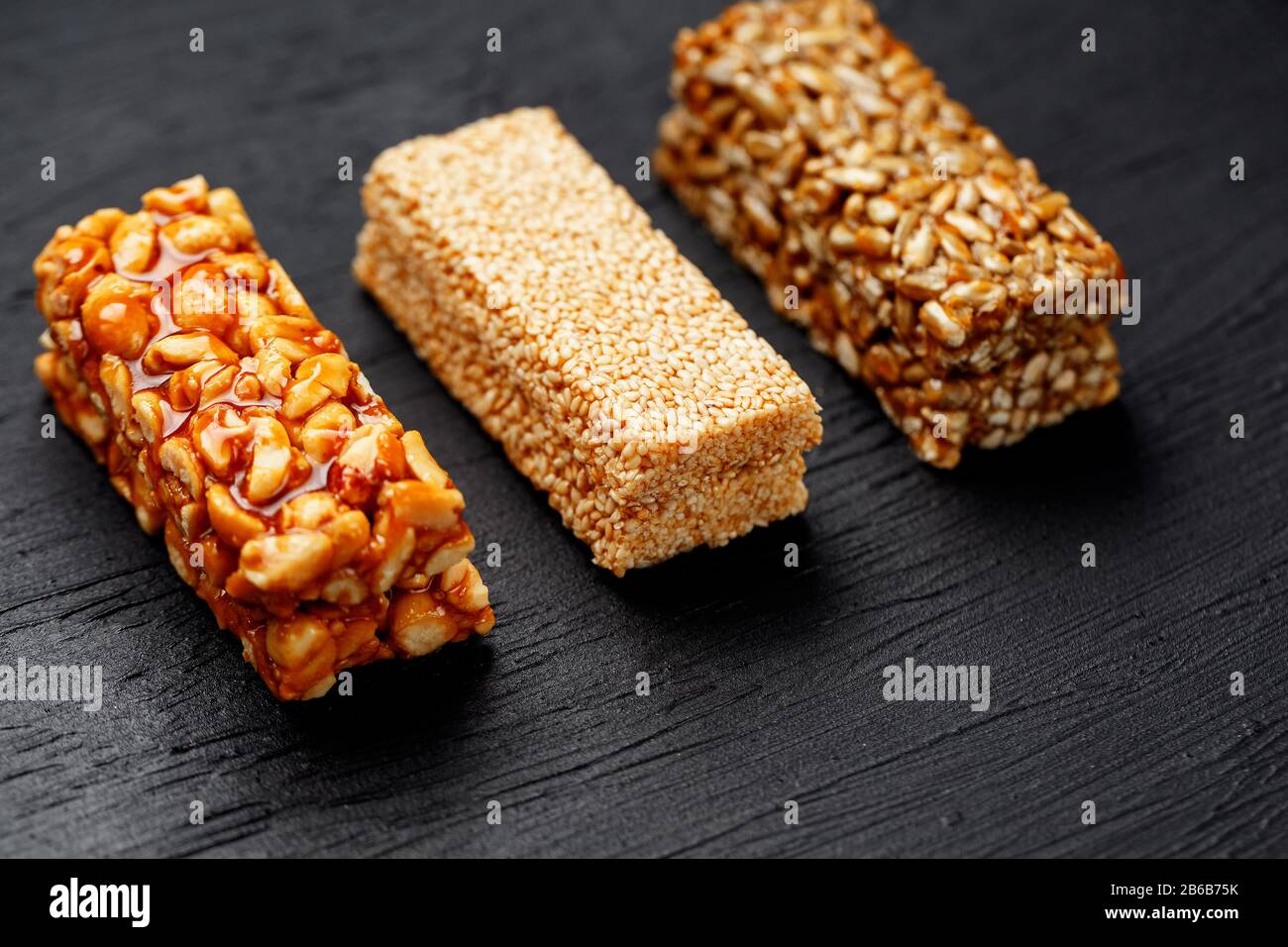 Getreideriegel mit Erdnüssen, Sesam und Sonnenblumenkerne auf einem ...
