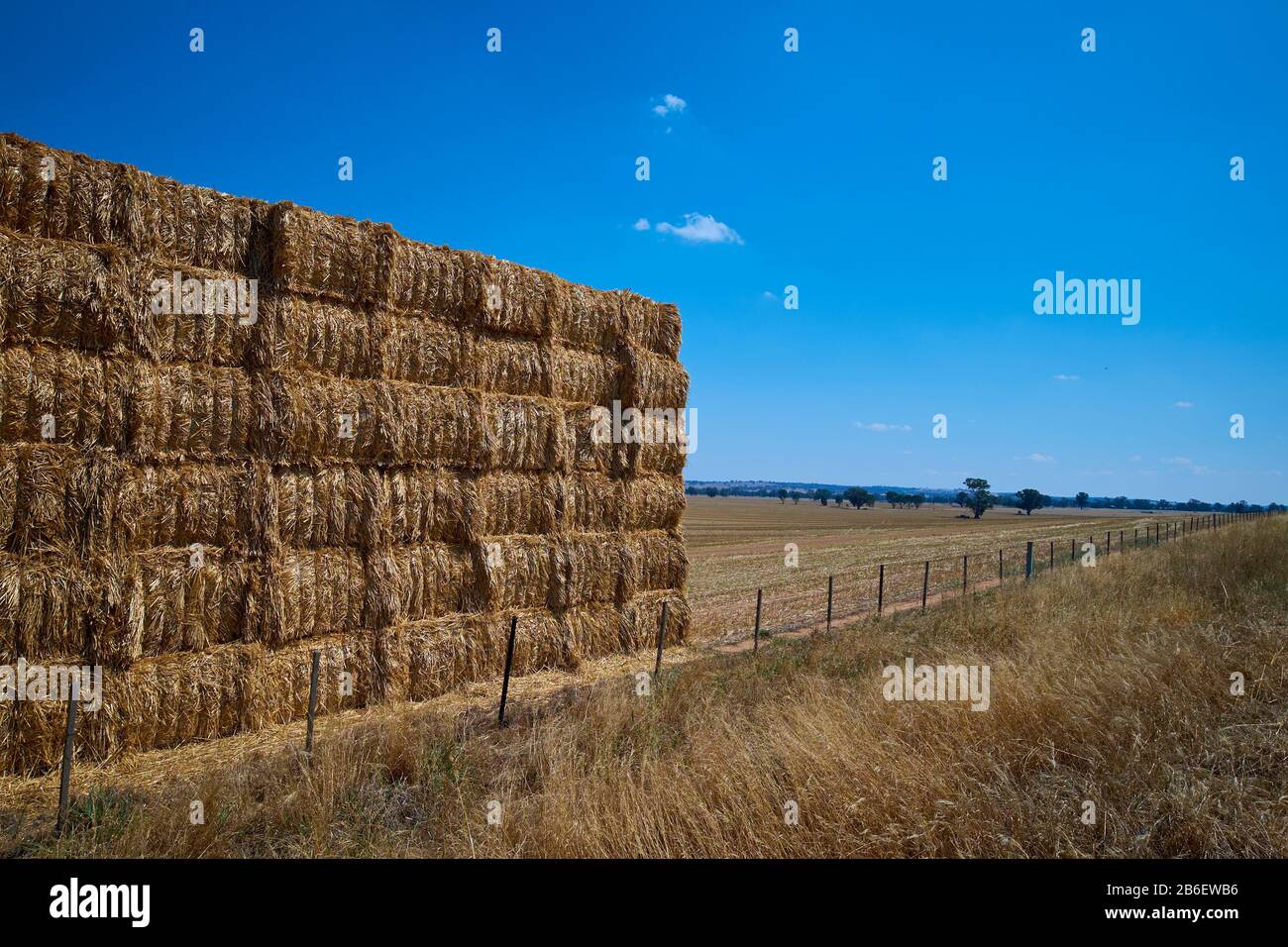 Futter gestapelt heu stroh bauernhof -Fotos und -Bildmaterial in hoher ...