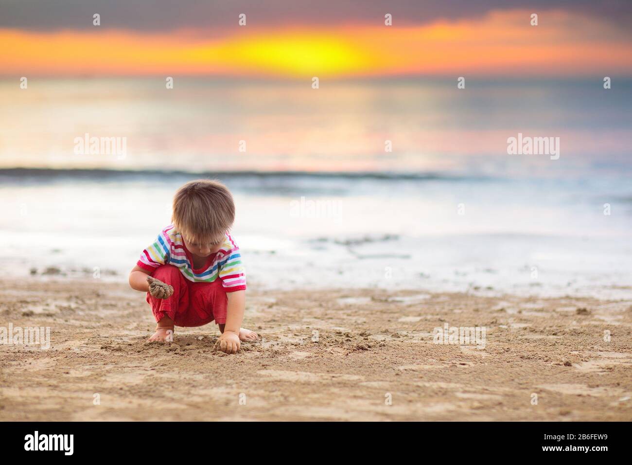 Junge Ins Meer Springen Stockfotos und -bilder Kaufen - Alamy