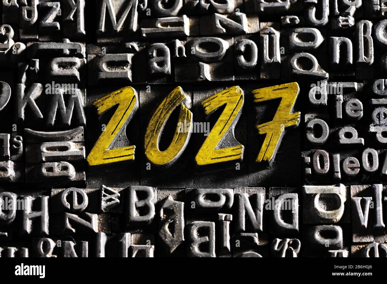 Alte bleibuchstaben mit goldener schrift zeigen das wort 2027 -Fotos und -Bildmaterial in hoher ...