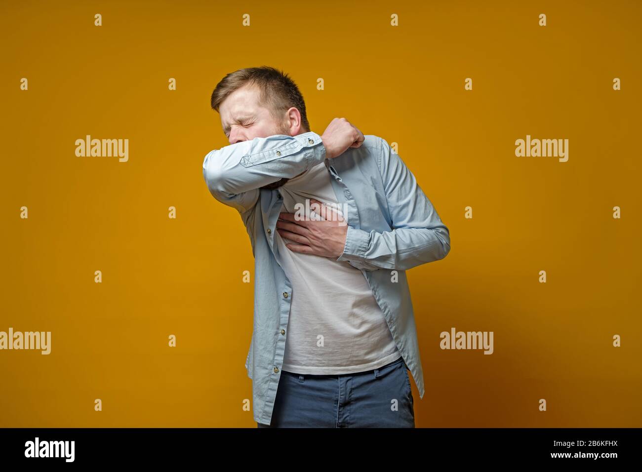 Husten oder niesen in den ellbogen -Fotos und -Bildmaterial in hoher Auflösung – Alamy