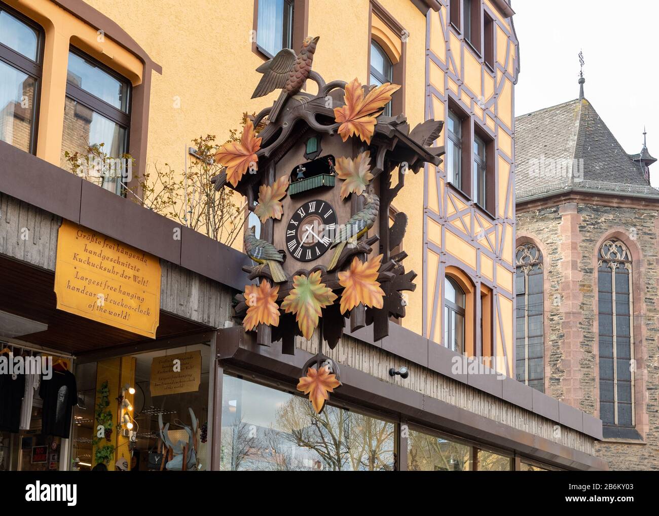 Kuckucksuhr in St. Goar, Deutschland neben Schild mit der größten frei ...