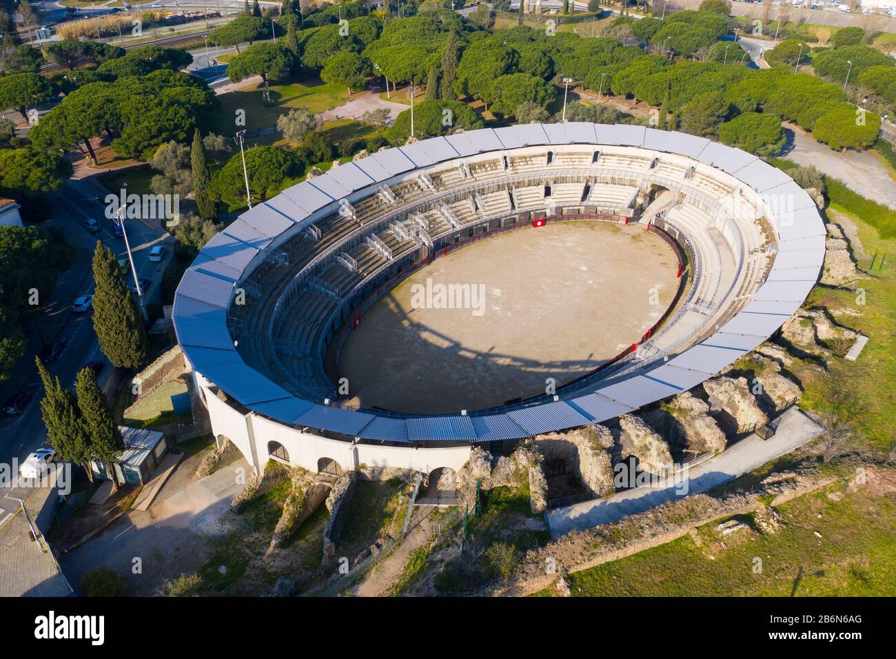 Luftaufnahme der Ruine einer römischen Arena in Frejus, Südfrankreich ...